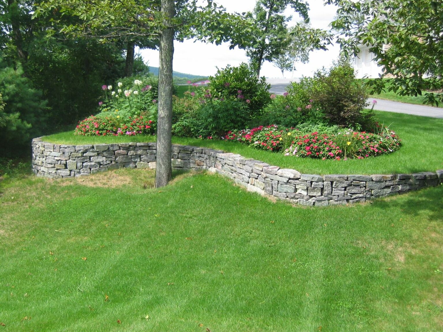 8 Freestanding and Retaining Stone Wall Designs That Will Add Dimension ...
