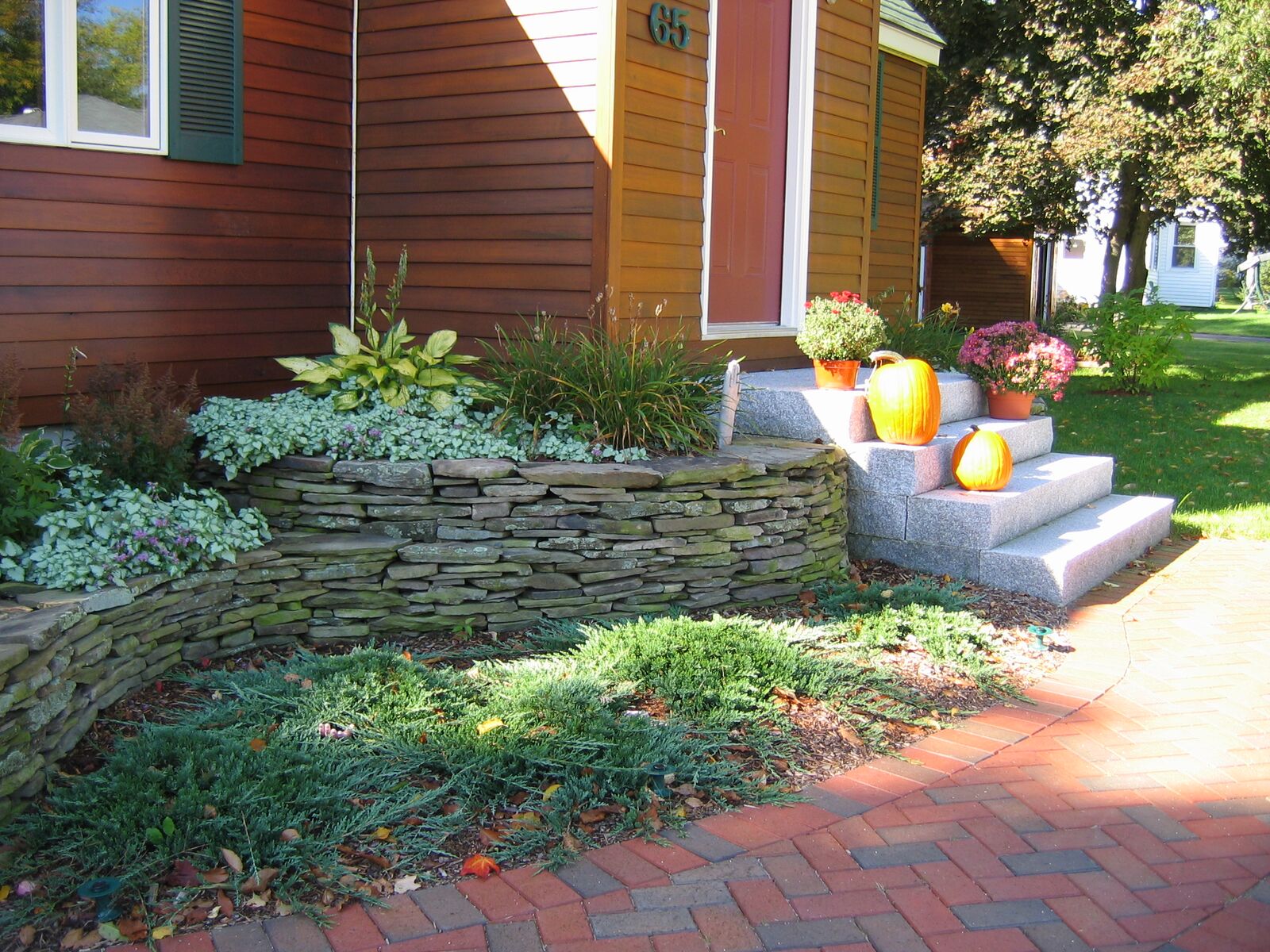 8 Freestanding and Retaining Stone Wall Designs That Will Add Dimension ...